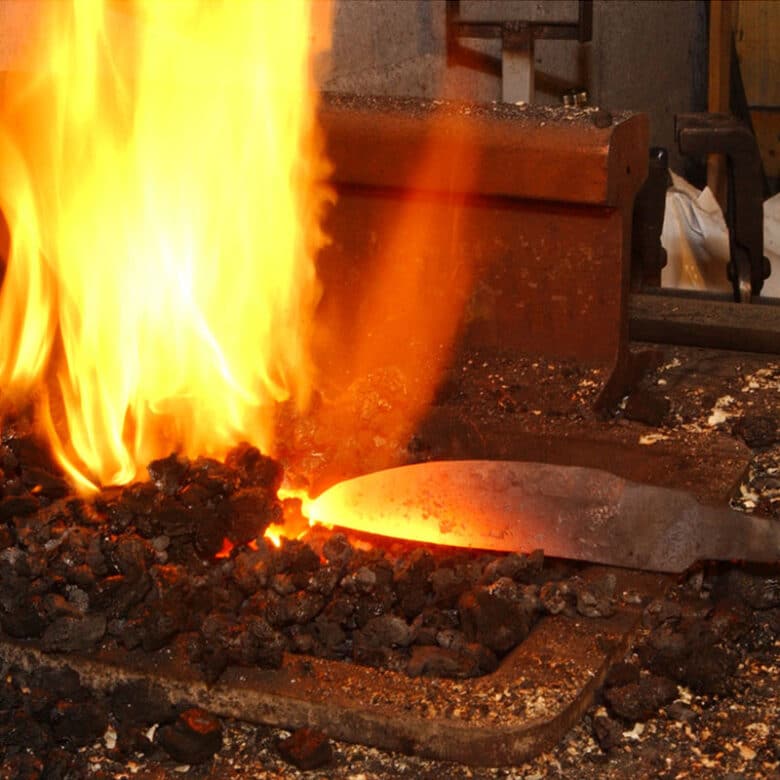 Plongez dans l'art de la forge et de la fabrication des couteaux - MV